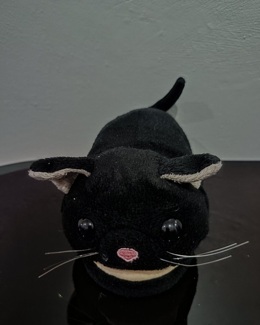 boneka kucing hitam