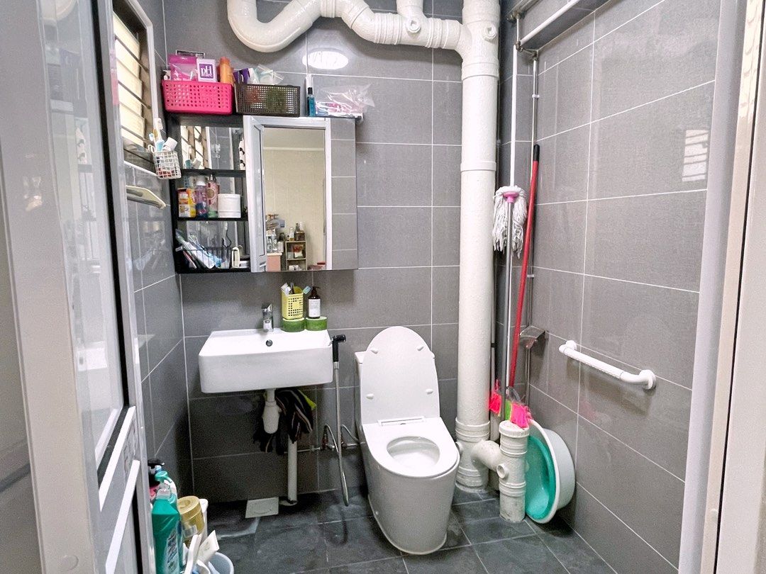 Bright 5-Room Corner Unit HDB For Sale! Mins Walk To 3 Different MRT ...