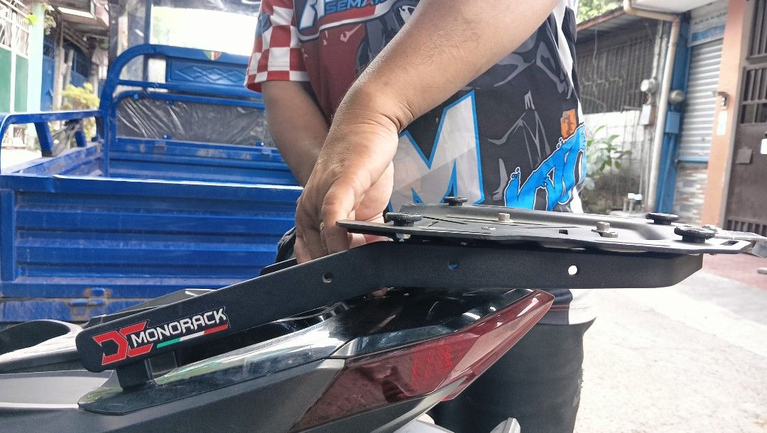 DC monorack (bended) + Duhan 3X black alloy box with back rest ...