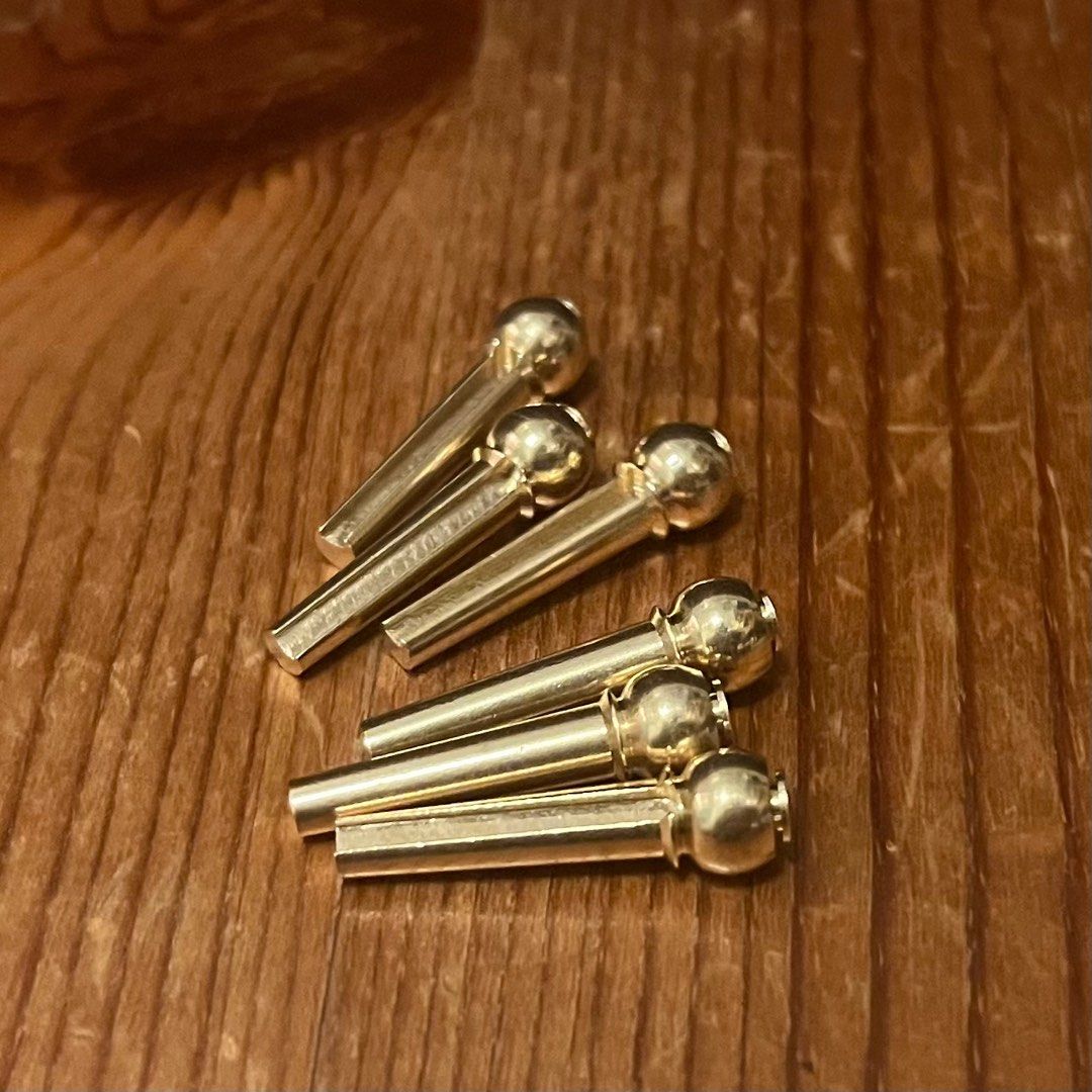 Guitar string pin brass - a set of 6, 興趣及遊戲, 音樂、樂器 & 配件, 樂器 - Carousell
