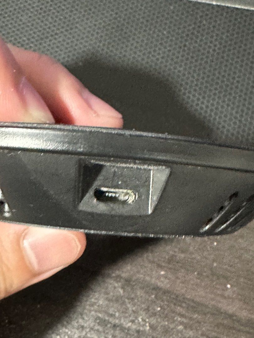 Insignia Wireless Charger fast charging on Carousell