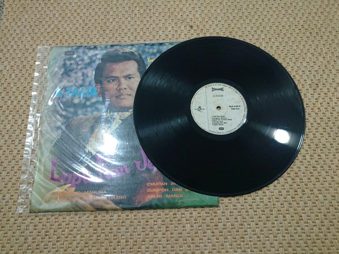 Lp piring hitam vinyl kombo, Hobbies & Toys, Music & Media, CDs & DVDs ...