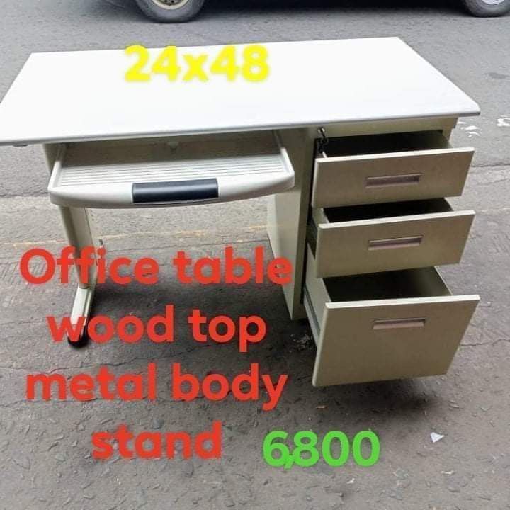 Office table metal body stand on Carousell
