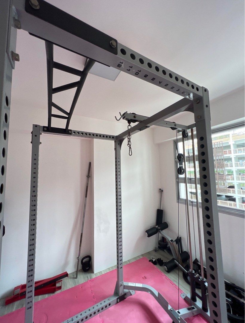 Fully equipped squads rack with lat pull Down & bench, Sports Equipment ...