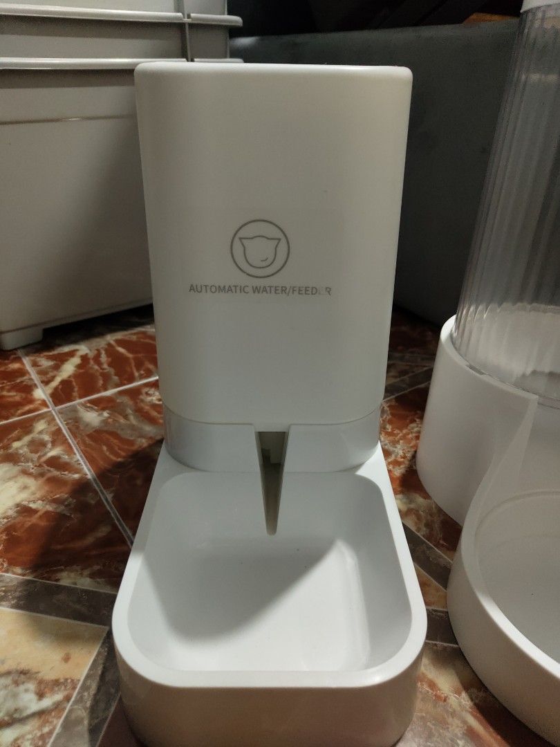 Pet food and drink feeder - not automatic, Pet Supplies, Homes & Other Pet Accessories on Carousell