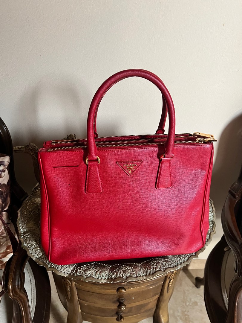 Prada, Barang Mewah, Tas & Dompet di Carousell