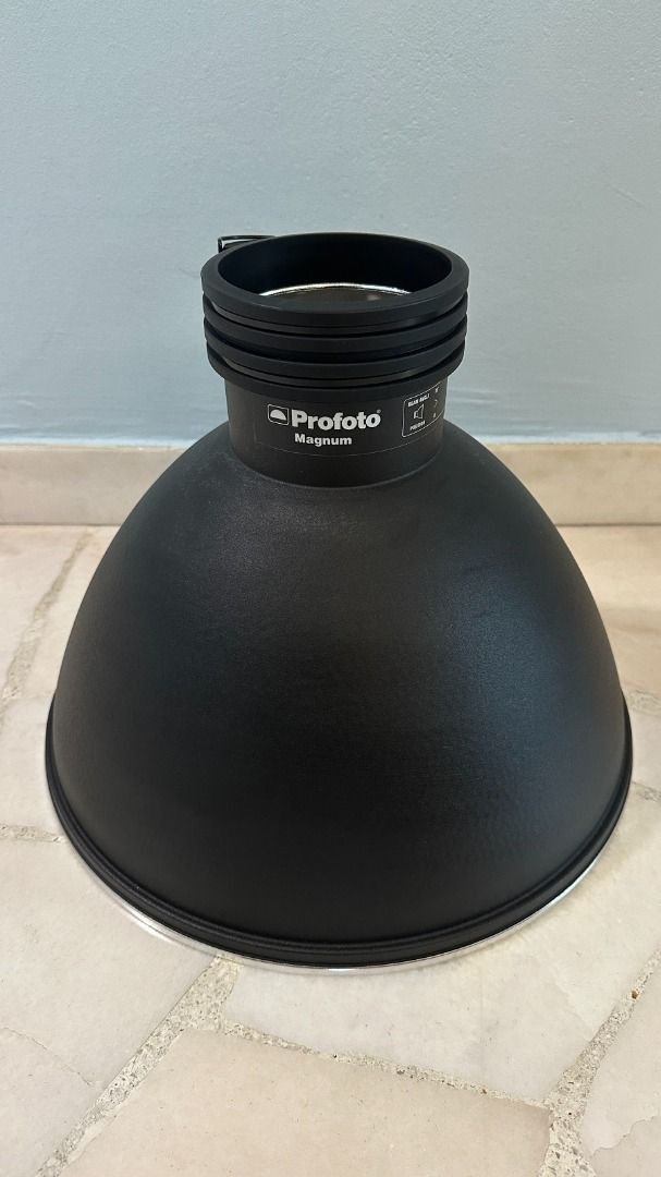 Profoto Magnum reflector (almost new), Photography, Photography ...