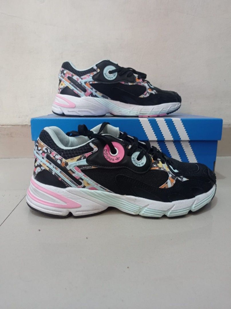 Sepatu adidas original, Fesyen Wanita, Sepatu di Carousell