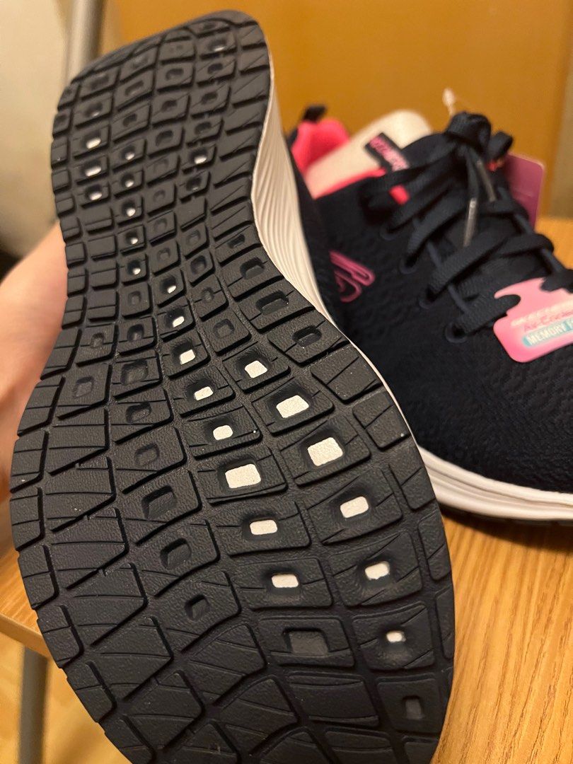 SKECHERS with air-cooled, 女裝, 鞋, 波鞋 - Carousell