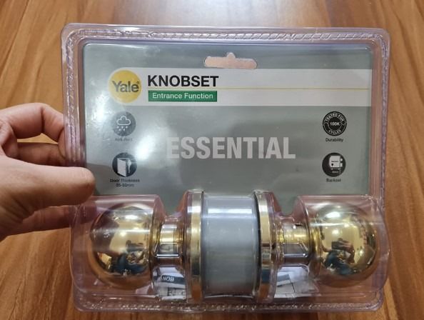 Authentic Yale Essential Door Knob Lockset Knobset (With Keys ...