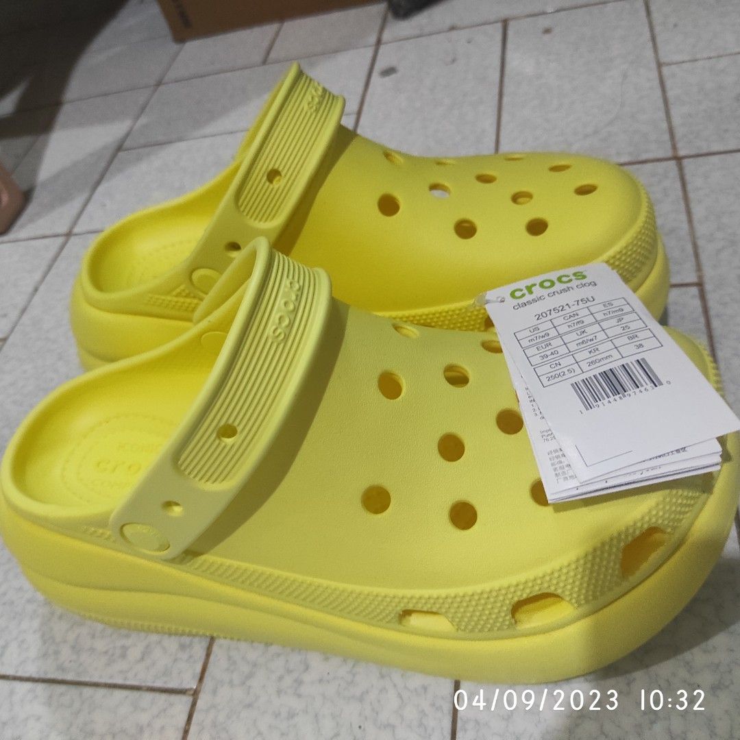Crocs original warna lime, Fesyen Wanita, Sepatu di Carousell