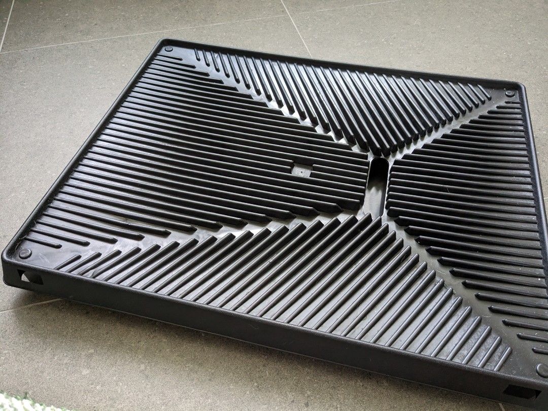 Grass pee tray, Pet Supplies, Homes & Other Pet Accessories on Carousell