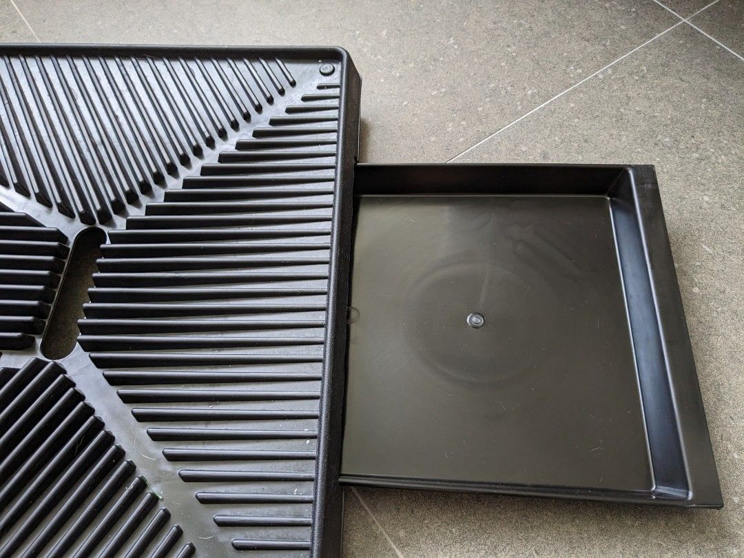 Grass pee tray, Pet Supplies, Homes & Other Pet Accessories on Carousell