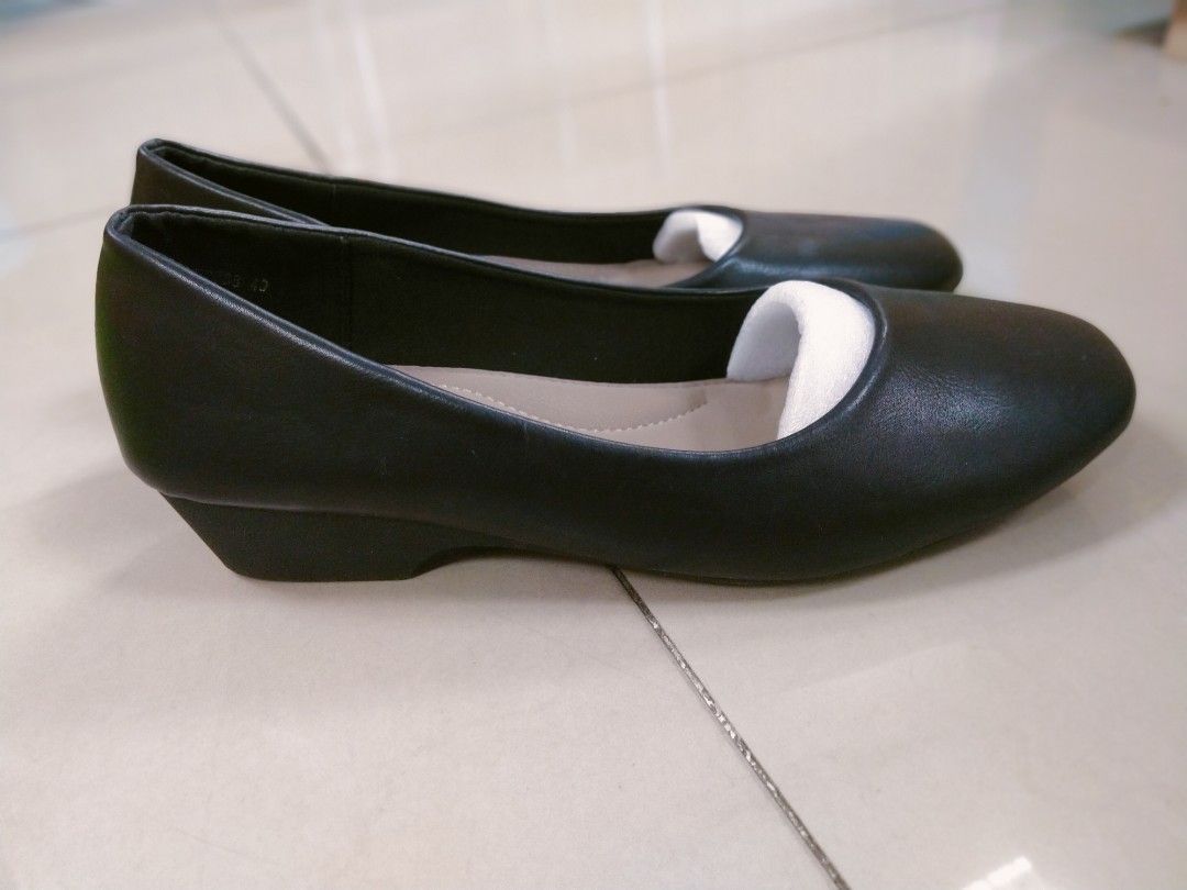 Kasut Hitam Bertutup, Women's Fashion, Footwear, Wedges on Carousell