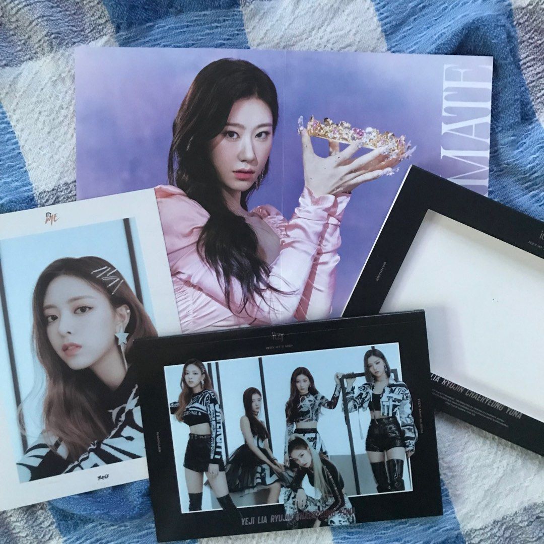 OFFICIAL ITZY MERCH BUNDLE, Hobbies & Toys, Memorabilia & Collectibles ...