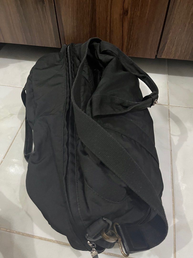 Preloved Uniqlo Small Duffle Bag Travel/Gym, Luxury, Bags & Wallets on ...