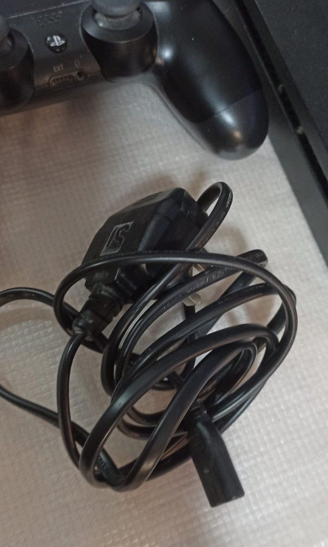 PS4 Pro 500GB + 2 Dual Shock Controllers + 1 Free Game + Original Box ...