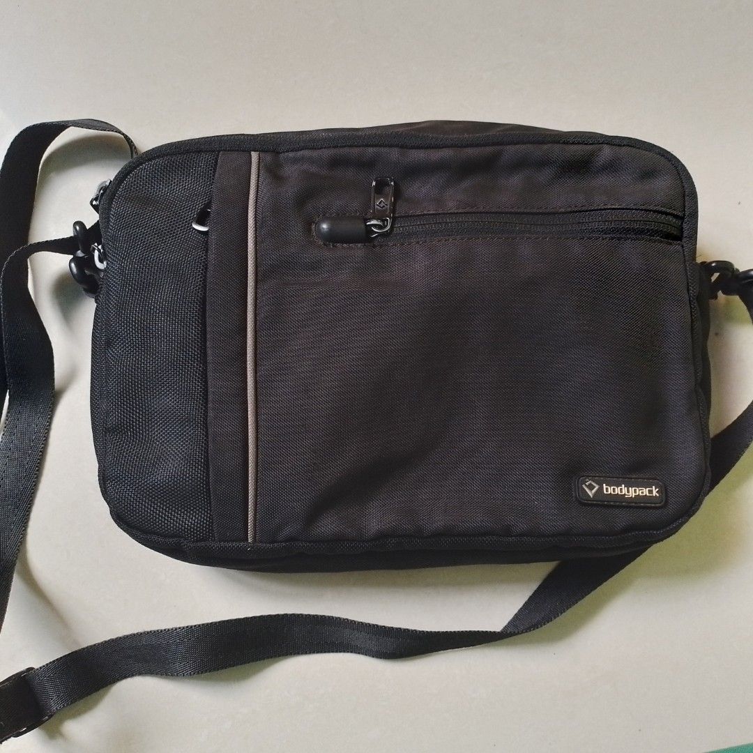 Tas Selempang Bodypack Digitize Original P 30 L 21, Fesyen Pria, Tas ...