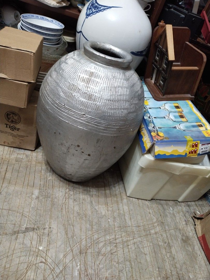 Tempayan antik, Hobbies & Toys, Collectibles & Memorabilia, Vintage ...