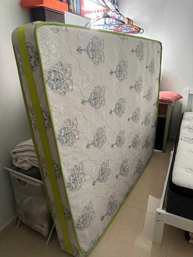 Tilam Queen Size (terpakai), Furniture & Home Living, Furniture, Bed ...