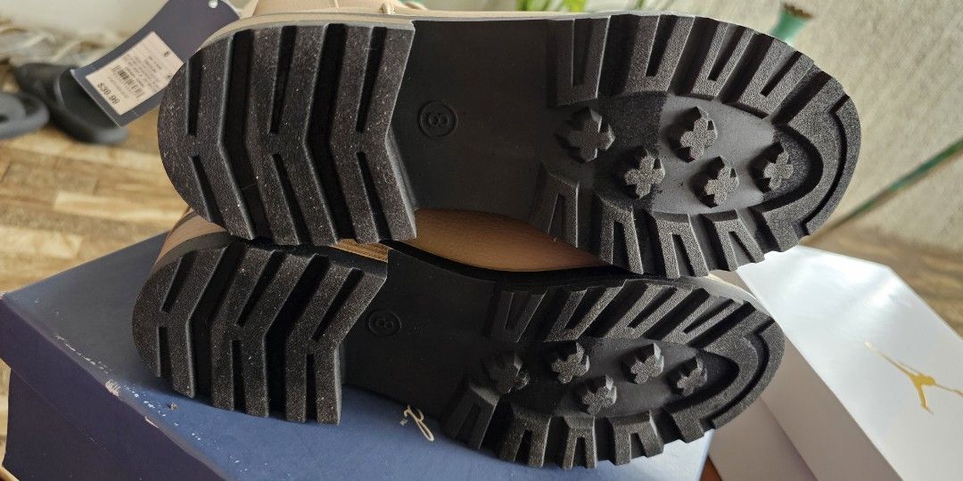 Universal thread chelsea boots on Carousell