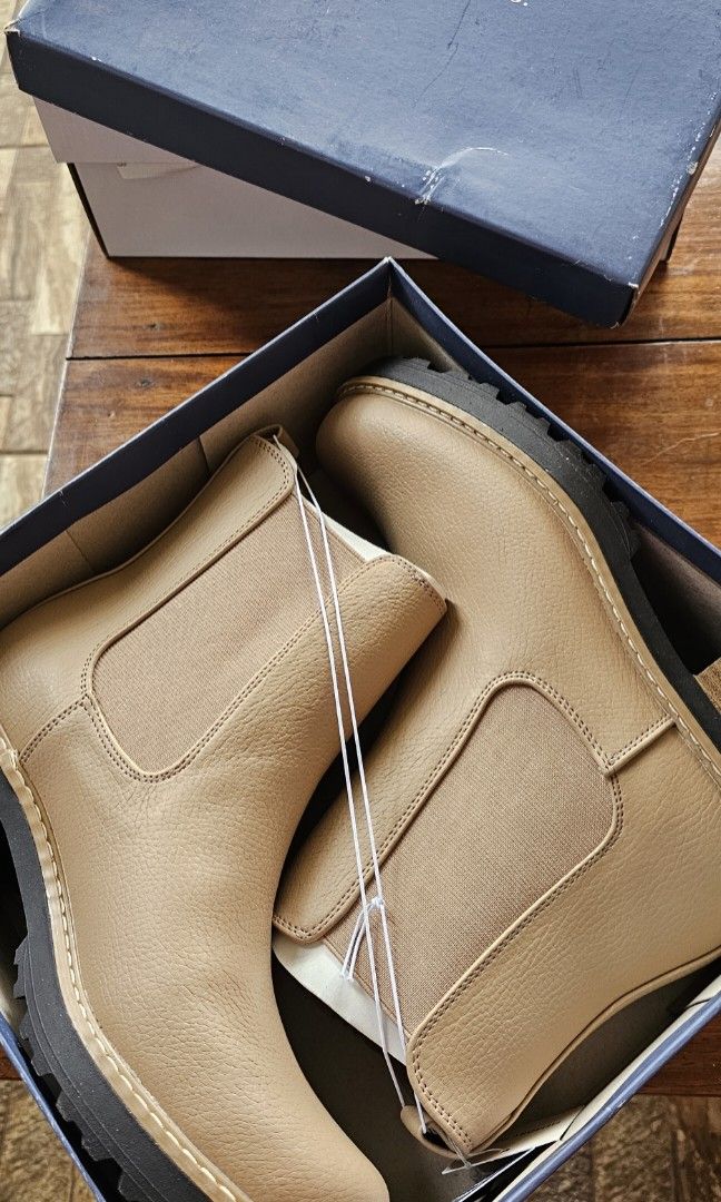 Universal thread chelsea boots on Carousell