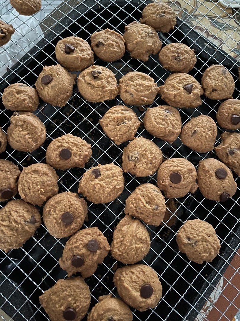Chocolate Chip Cookies for Raya, Food & Drinks, Homemade Bakes on Carousell