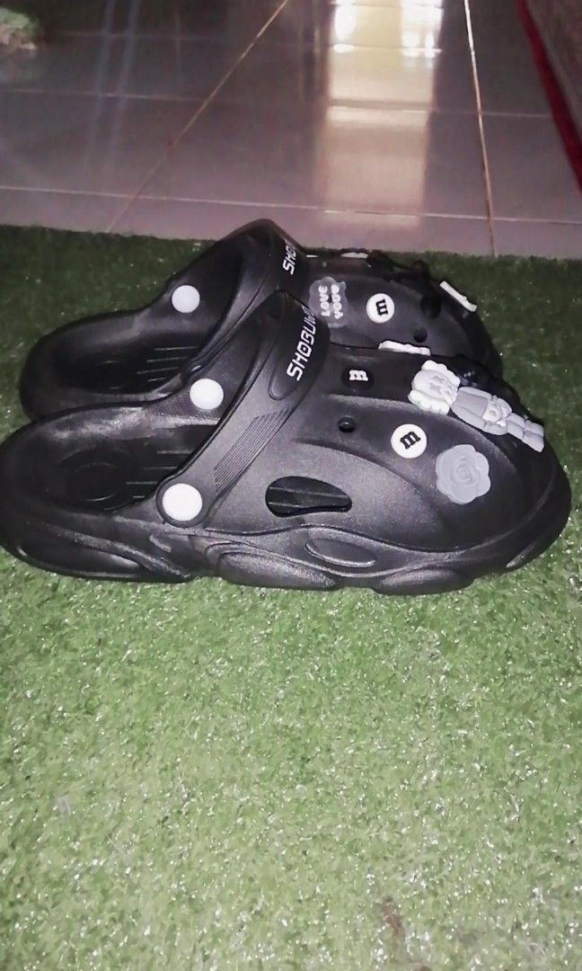 Kasut crocs, Women's Fashion, Footwear, Sandals on Carousell