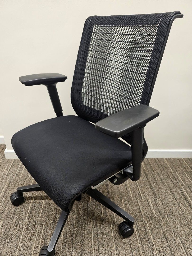 Steelcase Think ergonomic office chair, 傢俬＆家居, 傢俬, 椅子 - Carousell