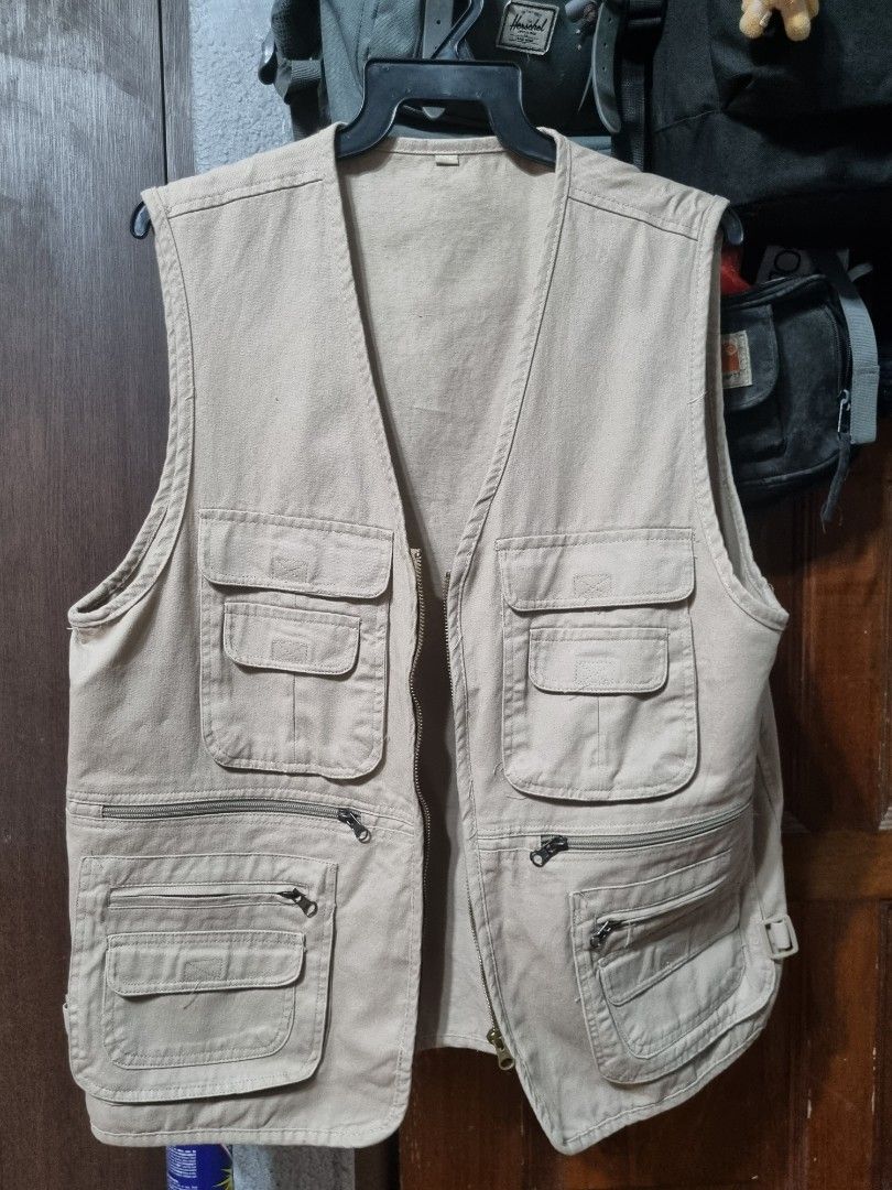 Beige cargo vest, Men's Fashion, Coats, Jackets and Outerwear on Carousell