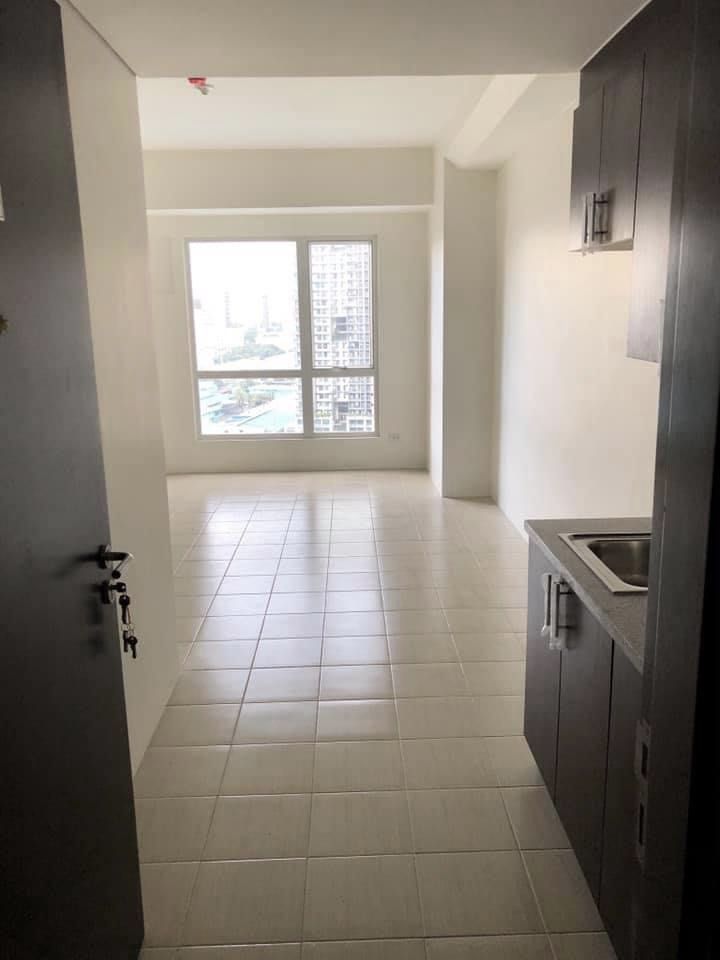 BESIDE MRT EDSA BONI PRESELLING CONDO IN MANDALUYONG PIONEER WOODLANDS ...
