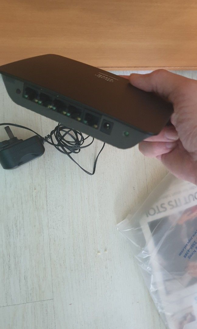 Cisco(Linksys SE2500) 5-Port Desktop Switch, Computers & Tech, Parts ...