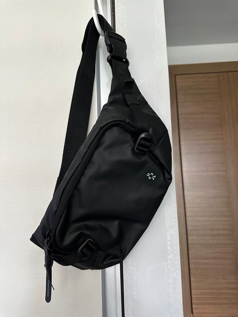 Crumpler Zero Border waist bag, Men's Fashion, Bags, Sling Bags on ...