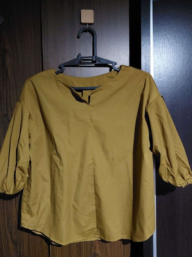 GU uniqlo brown puff garterized sleeves, Women's Fashion, Tops, Blouses ...