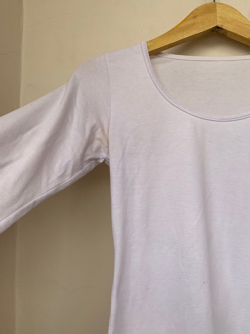 Kaos polos inner putih, Fesyen Wanita, Pakaian Wanita, Atasan di Carousell