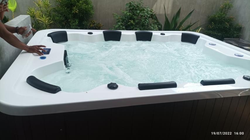 Outdoor Jacuzzi (601), Furniture & Home Living, Office Furniture ...