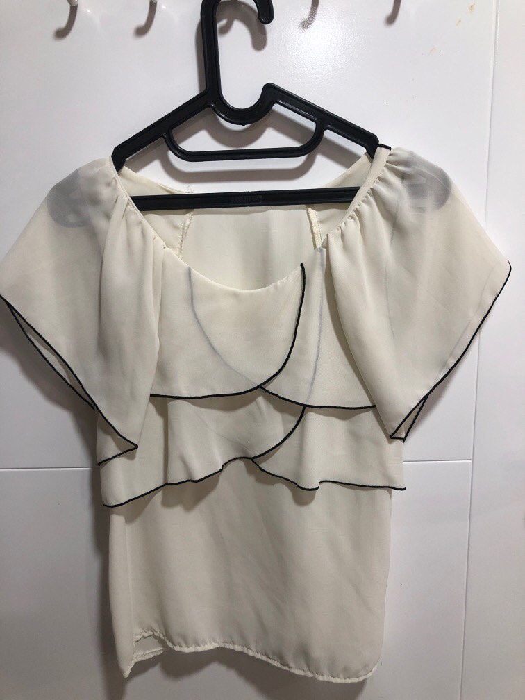Top putih, Fesyen Wanita, Pakaian Wanita, Atasan di Carousell