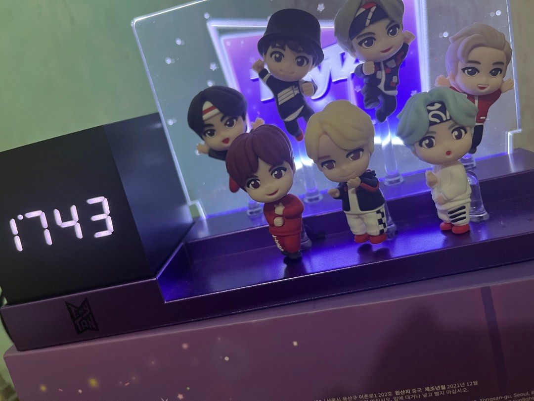 BTS Tiny Tan Magic Door Diorama LED clock, Hobbies & Toys, Memorabilia ...