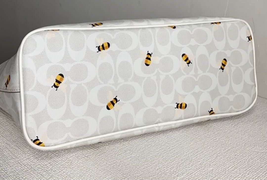 Coach Bee Signature Shoulder Bag, Women's Fashion, Bags & Wallets ...