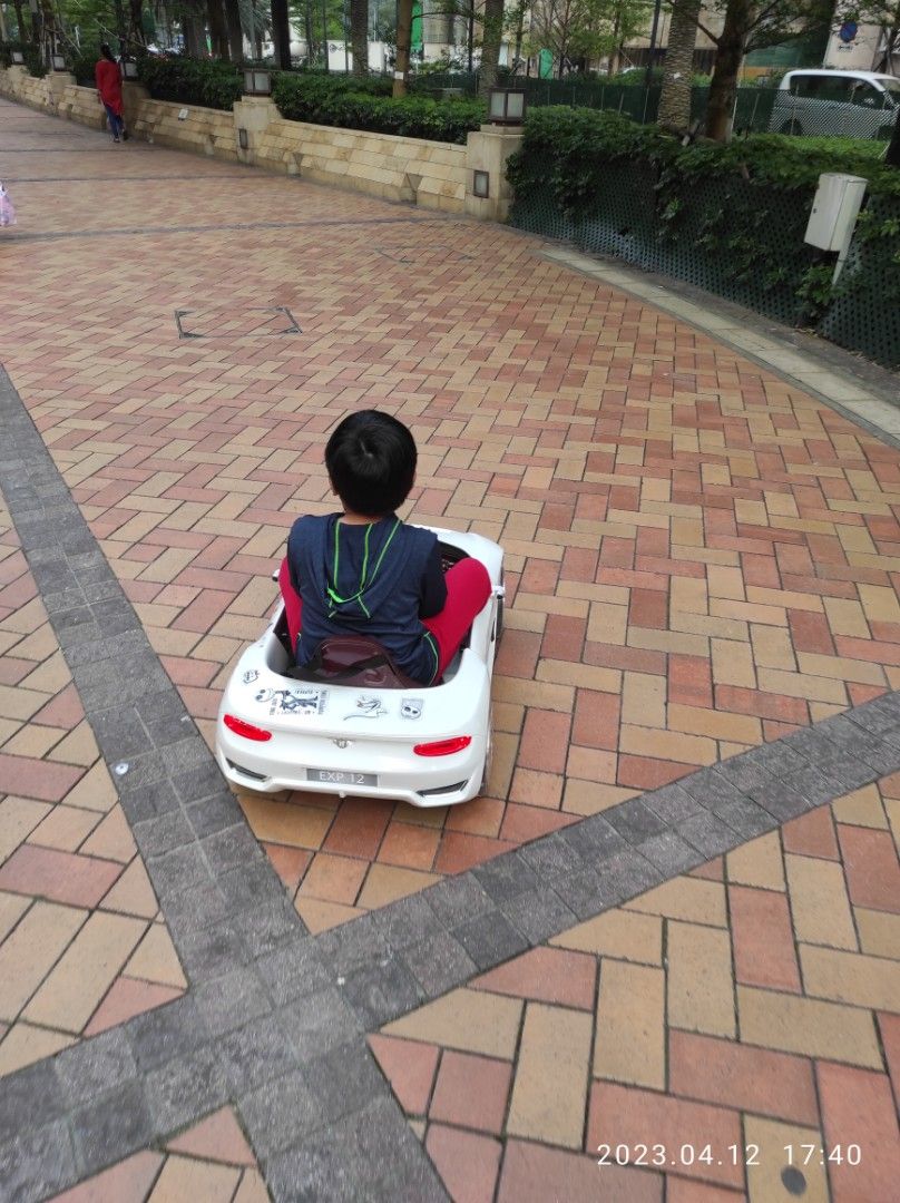Kids motor car 兒童電動車, 興趣及遊戲, 玩具 & 遊戲類 - Carousell