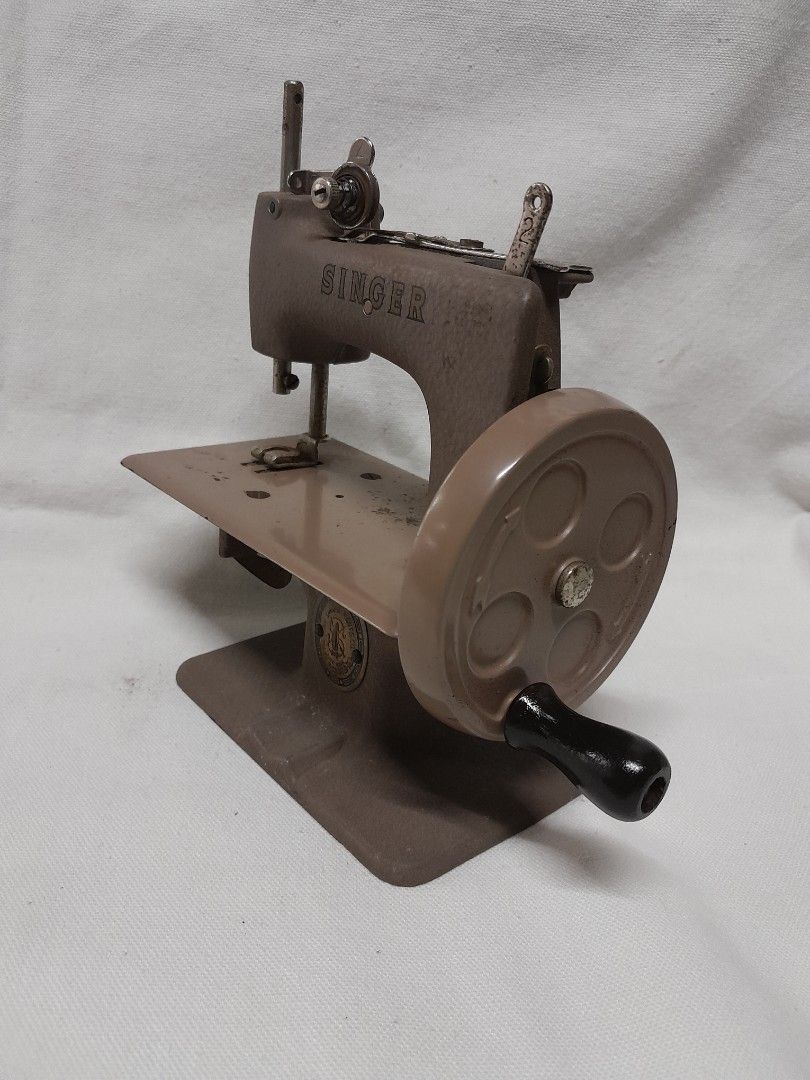 VINTAGE MINIATURE SINGER SEWING MACHINE, Hobbies & Toys, Memorabilia ...