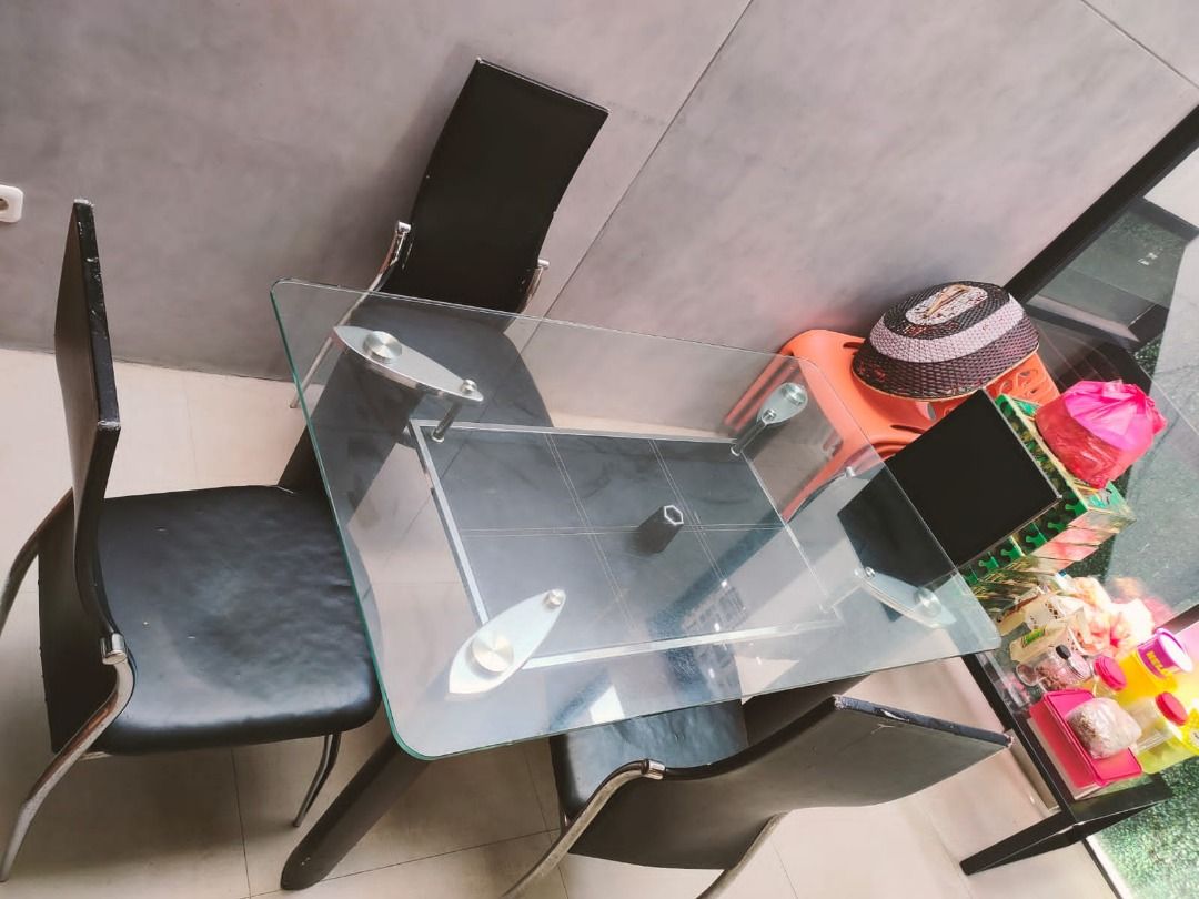 Meja Makan Informa Kaca Minimalis Bekas, Perabotan Rumah di Carousell