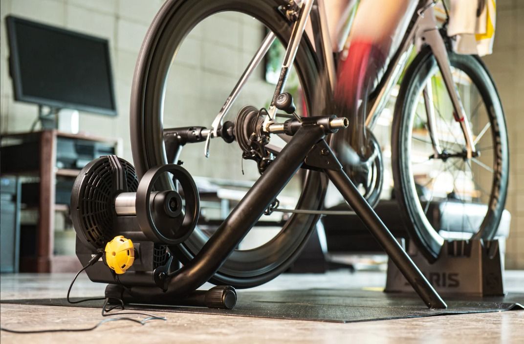 Saris CycleOps M2 Smart Bike Trainer (original packaging, with sweat mat and training block ...