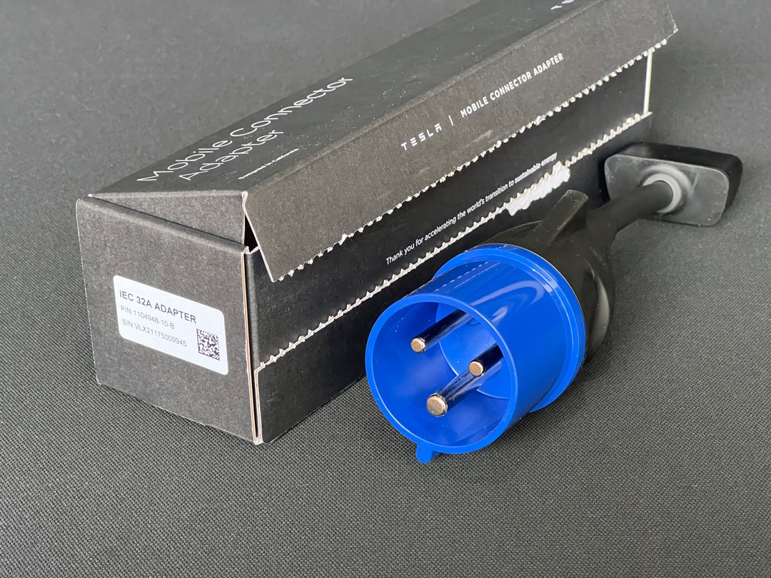99.9%新 Tesla Gen2 UMC 32A 藍色 轉換插, 汽車配件, 電子配件 - Carousell