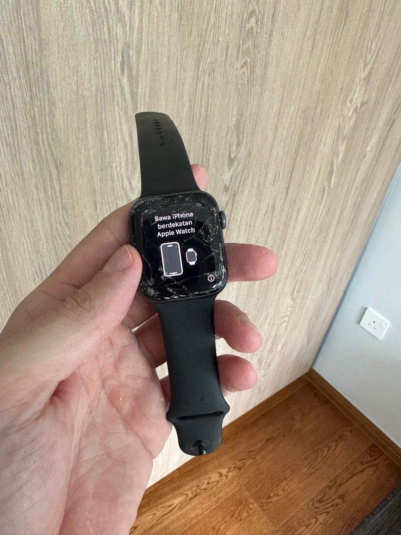 Cracked Apple Watch Series 5 44mm, Mobile Phones & Gadgets, Wearables ...