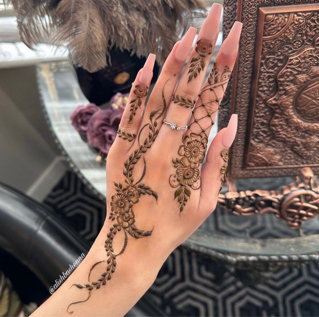 Henna Booth!, Beauty & Personal Care, Hands & Nails on Carousell