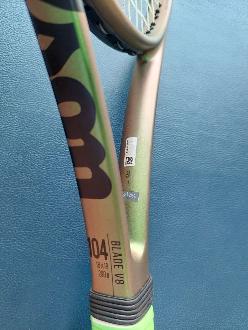 Wilson Blade 104 v8 Tennis Racket/Racquet, Sports Equipment, Sports ...