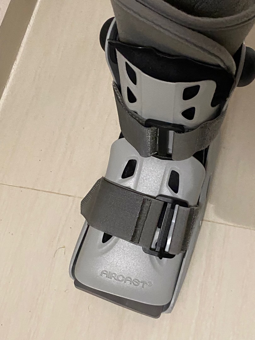 Aircast boot, Health & Nutrition, Medical Supplies & Tools on Carousell