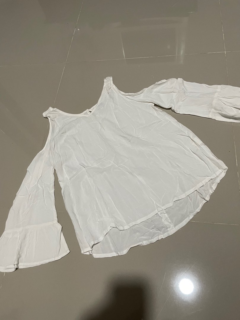 colorbox white sabrina, Fesyen Wanita, Pakaian Wanita, Atasan di Carousell