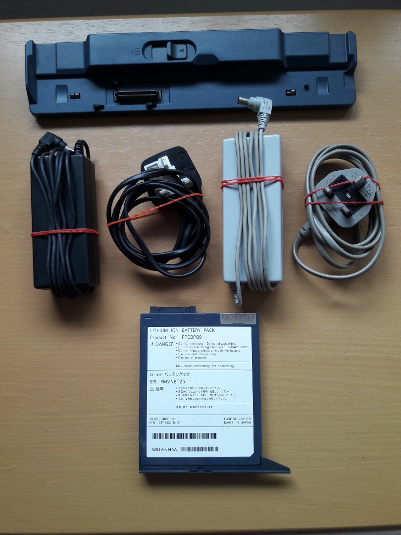 Fujitsu Lifebook Port Replicator / AC Power Adapter / Lithium Ion ...